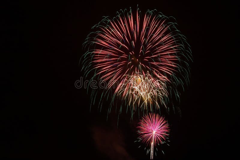 Cohetes Que Explotan En El Cielo Nocturno El 4 De Julio. Foto de ...