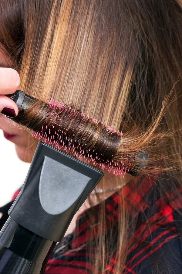 Coiffeur Faisant Un Brushing à Des Cheveux De Clients Image stock ...