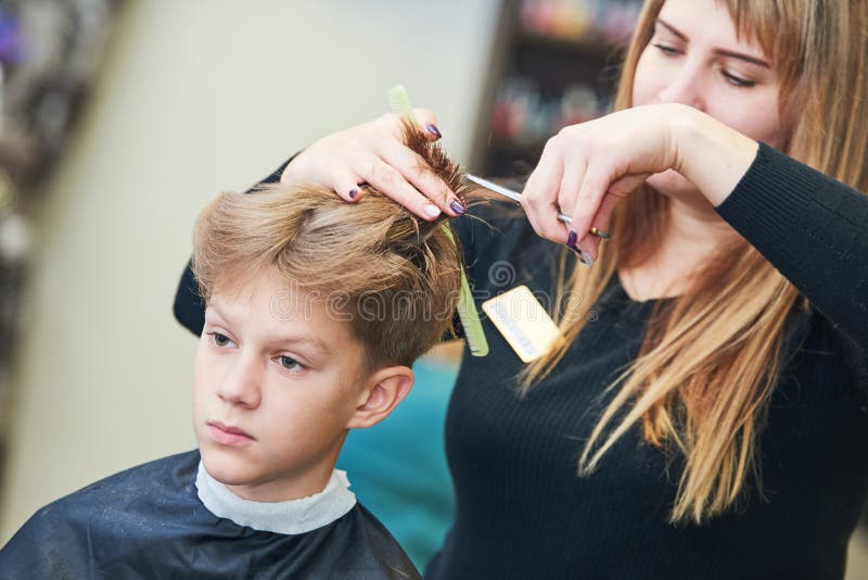 Coiffeur Ou Coiffeur Au Travail Cheveux Femelles D'enfant De Coupe De ... Coiffeur Ou Coiffeur Au Travail Cheveux Femelles D'enfant De Coupe De ...