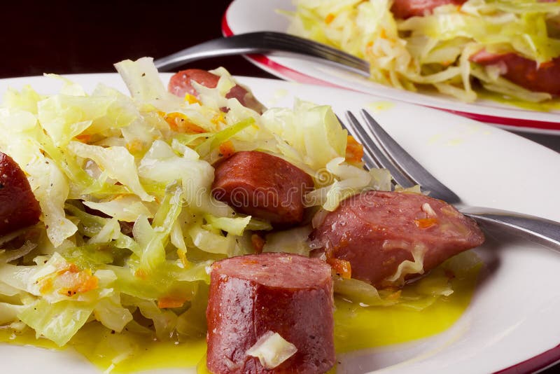 Col Cocida En Un Bol De Vidrio En Una Tabla Blanca Imagen de archivo ...