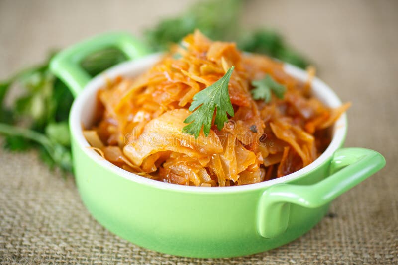 Col Cocida Con El Conejo De La Carne Foto de archivo - Imagen de comida ...