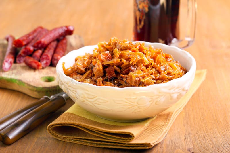 Col cocida con una carne foto de archivo. Imagen de receta - 127715518