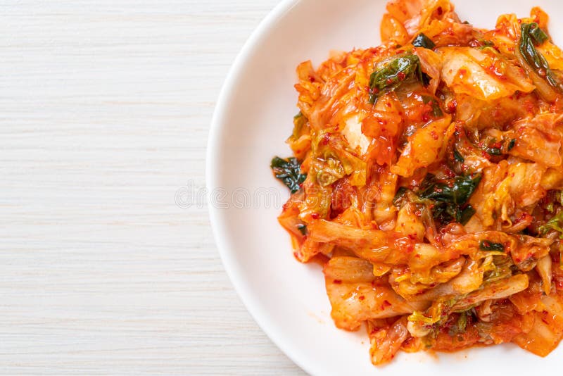 Col de kimchi en placa foto de archivo. Imagen de ingrediente - 182668616