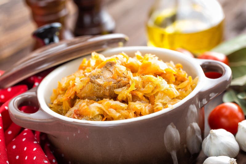 Col guisada con la carne foto de archivo. Imagen de cocina - 91140804