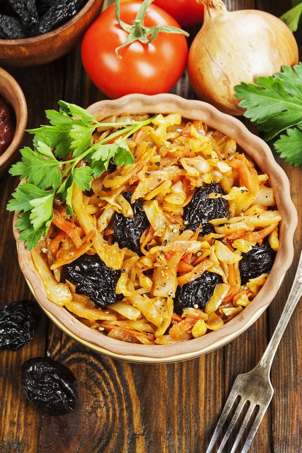 Col guisada con las pasas foto de archivo. Imagen de pasas - 116599590