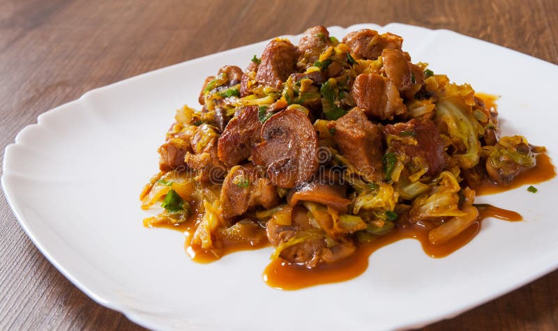 Col Guisada Con Las Setas Y La Carne Imagen de archivo - Imagen de ...