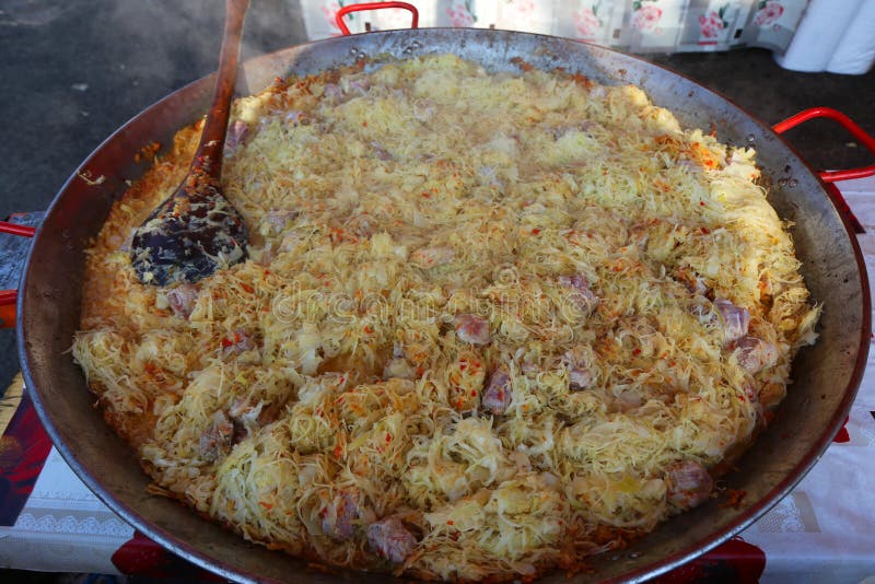 Col Guisada Con Los Pedazos De Cerdo Foto de archivo - Imagen de ...