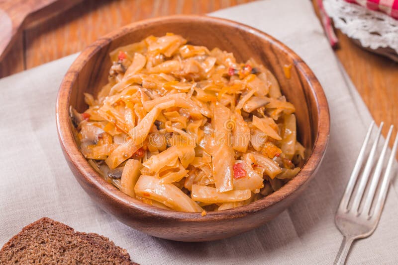 Col Guisada En Placa De Madera De Las Porciones Foto de archivo ...