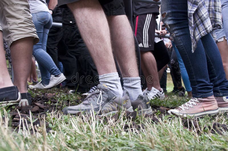 Cola de la gente fotografía editorial. Imagen de piernas - 42831502