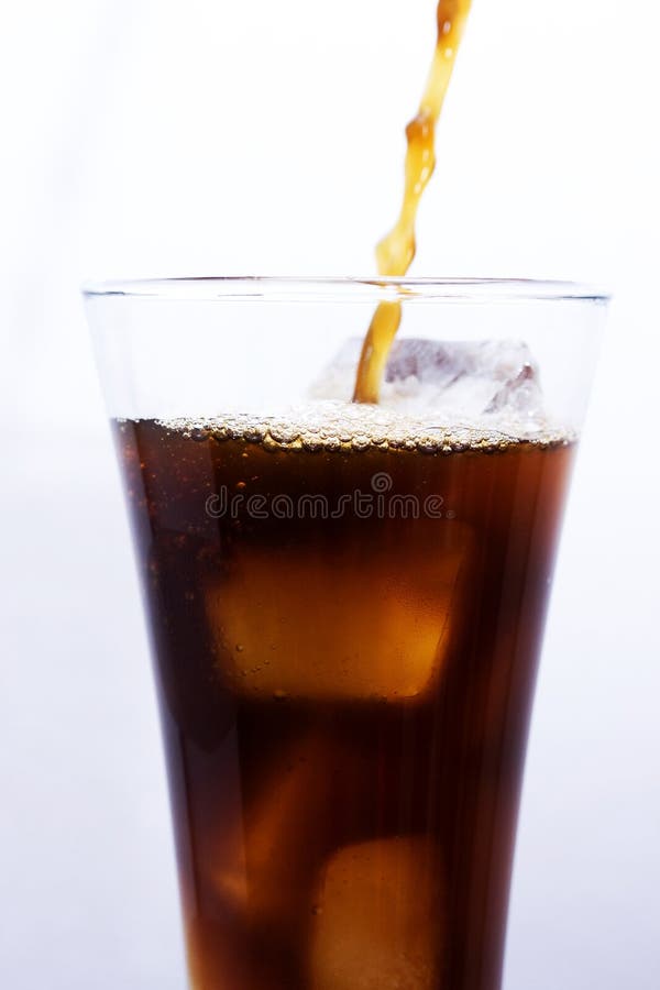 Coca-cola Sendo Derramada Num Copo Com Uma Fatia De Limão Foto de Stock ...