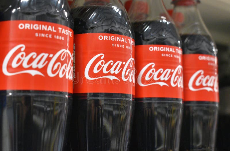 Flaskor Av Cocaen - Cola På En Lagerhylla. Redaktionell Foto - Bild av ...