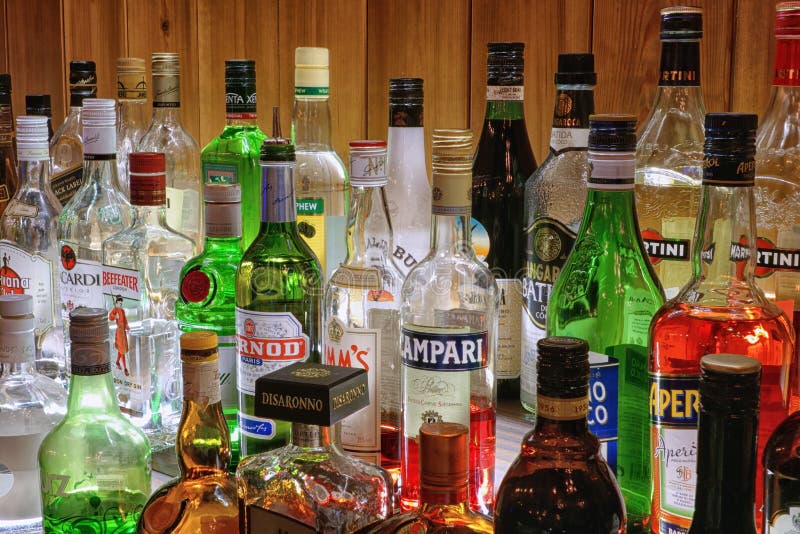 Coleção De Bebidas Alcoólicas Imagem de Stock Editorial - Imagem de ...