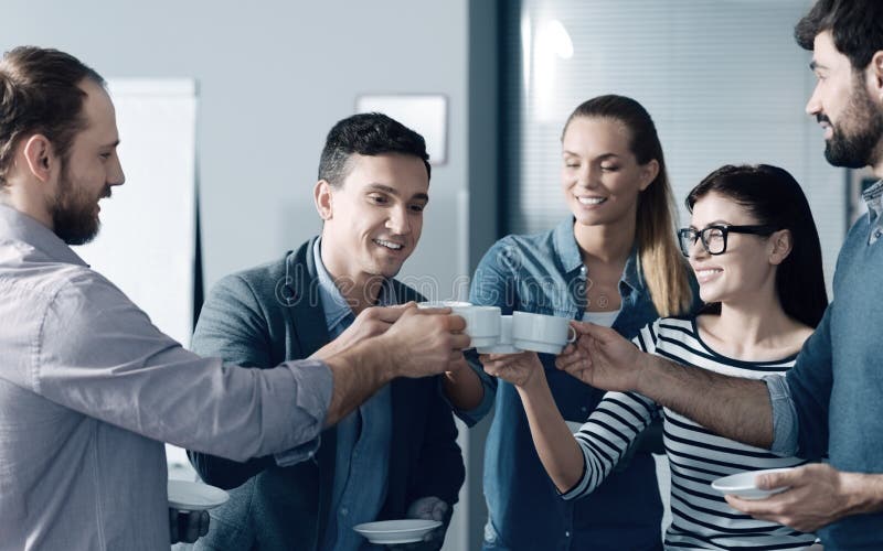 Colegas Jovenes Que Usan Todos Los Legados En Proyecto Imagen de ...