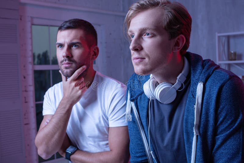 Colegas Masculinos Reflexivos Que Trabalham Duramente Foto de Stock ...