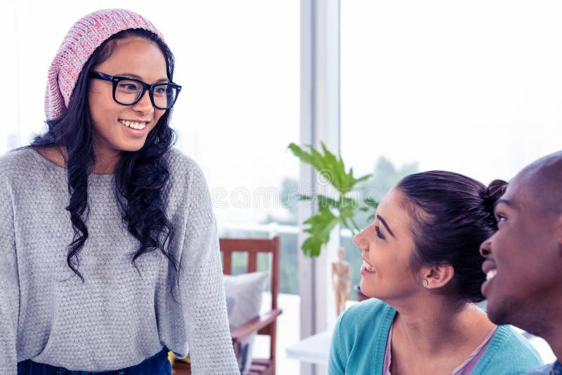 Colegas Que Miran a La Empresaria Joven Foto de archivo - Imagen de ...
