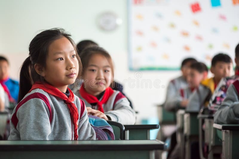 Colegiala En Una Sala De Clase China Fotografía editorial - Imagen de ...
