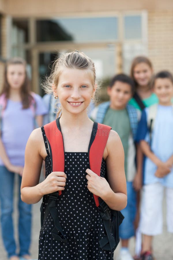 Colegiala sonriente imagen de archivo. Imagen de cintura - 34871733