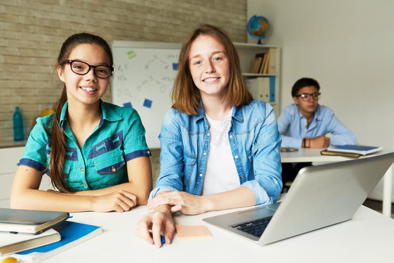 Colegialas En Sala De Clase Moderna Imagen de archivo - Imagen de amigo ...
