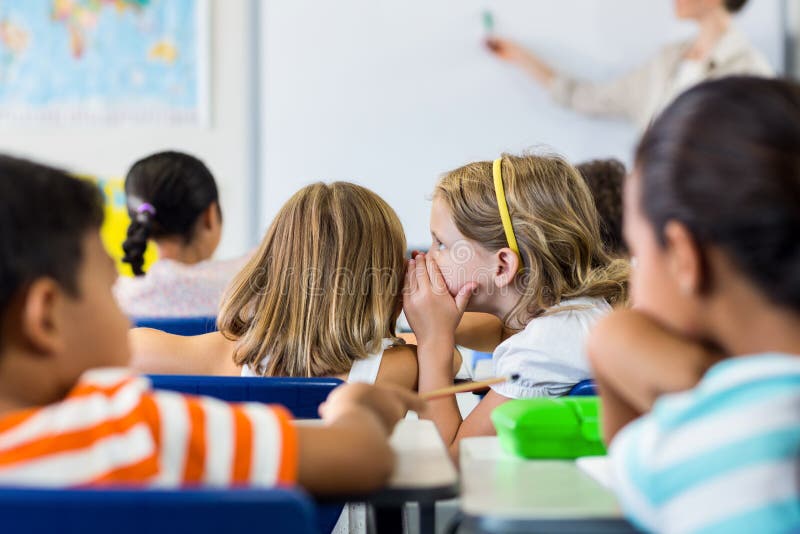 Colegialas Que Cotillean En Sala De Clase Foto de archivo - Imagen de ...