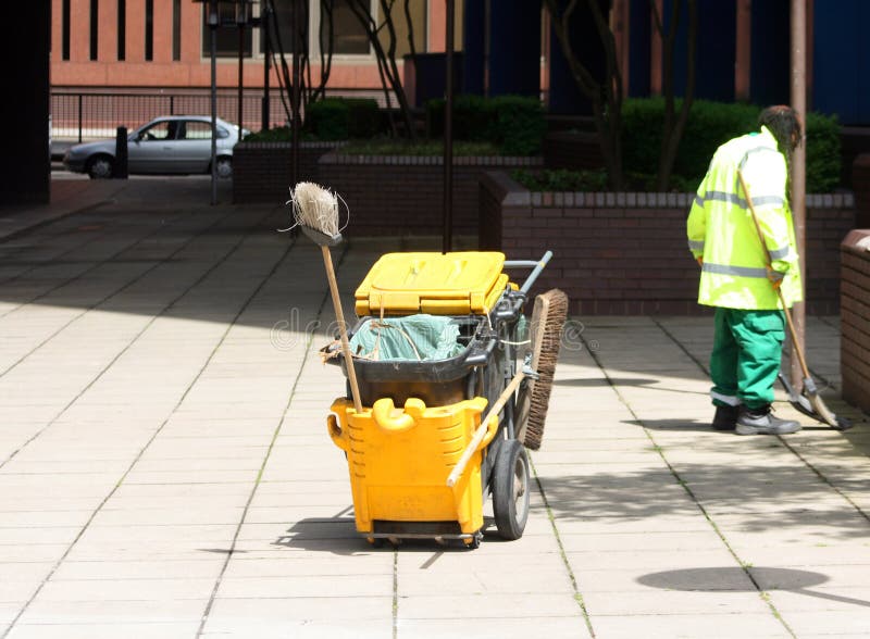 Coletor de lixo foto de stock. Imagem de vassoura, latas - 13926390