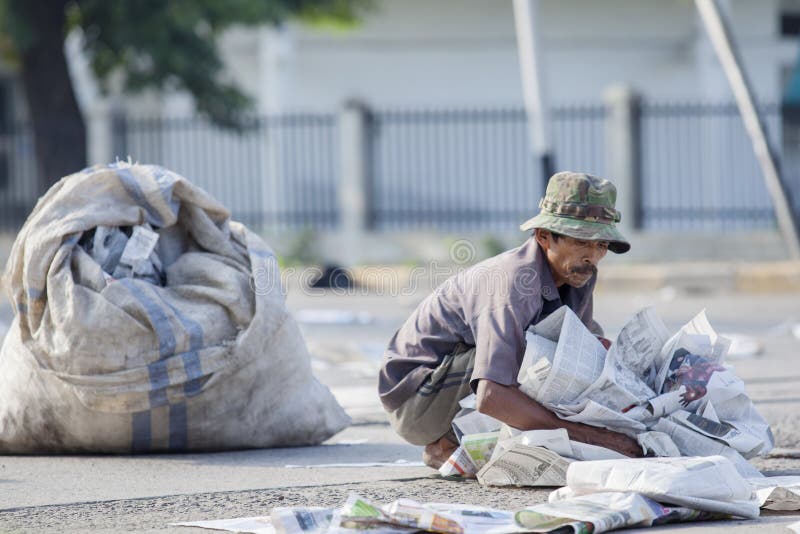 Coletor de lixo na rua fotografia editorial. Imagem de saco - 91195582