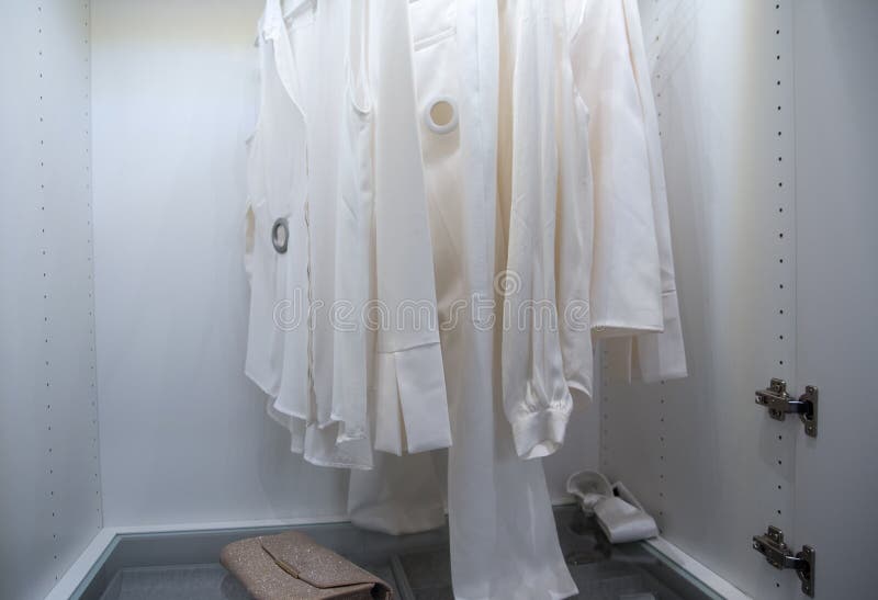 Colgando Ropa En El Armario De Una Percha. Foto de archivo - Imagen de ...