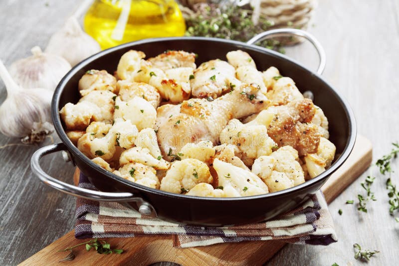 Coliflor Asada Con El Pollo Foto de archivo - Imagen de muslo, comer ...