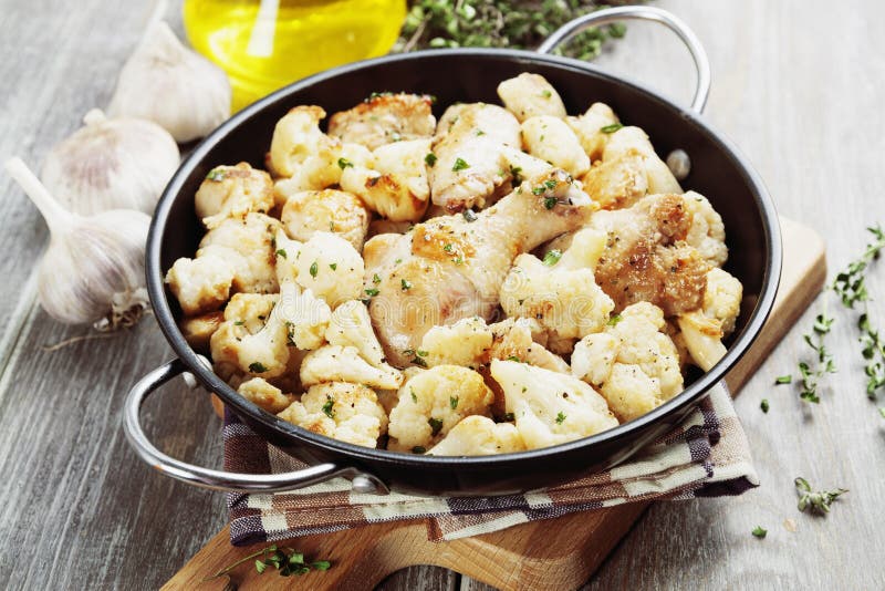 Coliflor Asada Con El Pollo Imagen de archivo - Imagen de cocinado ...