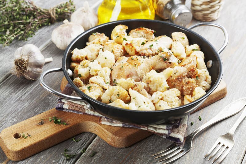 Coliflor Asada Con El Pollo Imagen de archivo - Imagen de cena, vector ...
