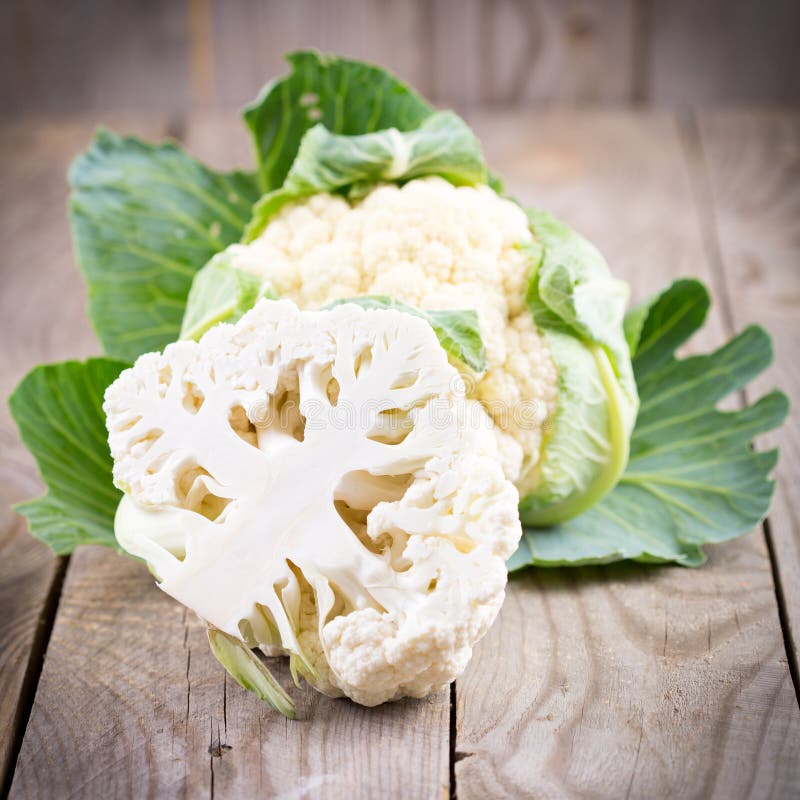 Coliflor con las hojas foto de archivo. Imagen de primer - 78766888