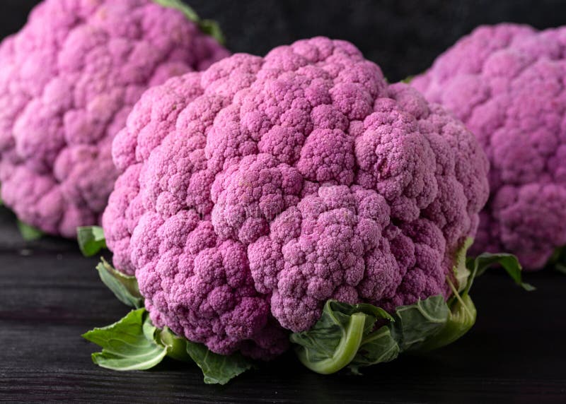 Coliflor Morado Colorido Sobre Mesa De Madera Negra Imagen de archivo ...