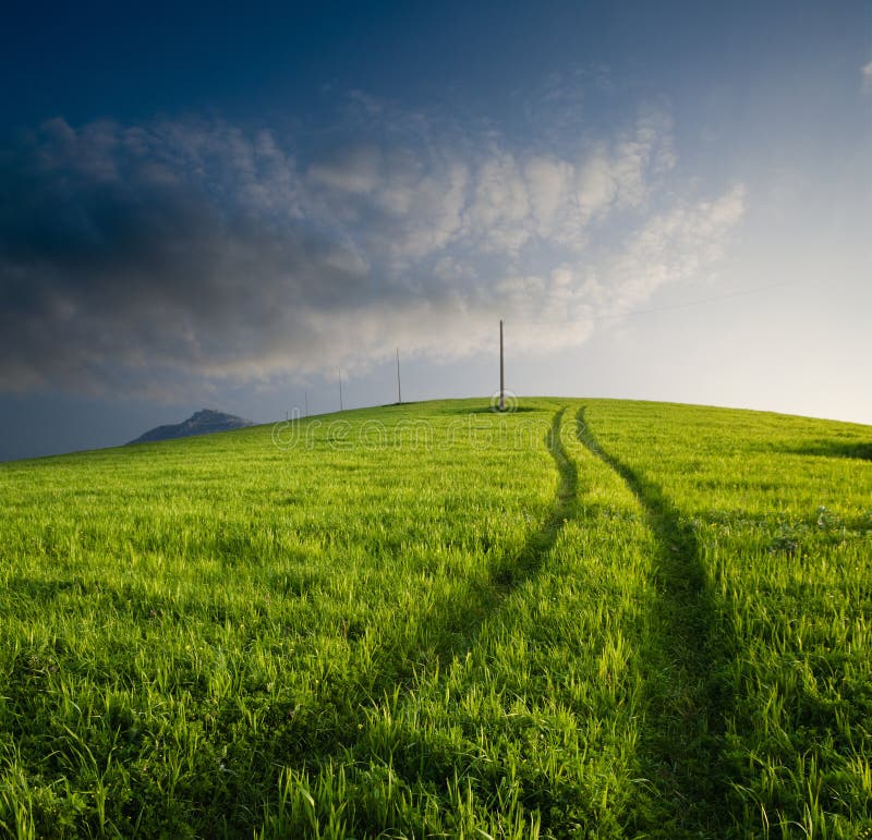 Pasto Y Cloudscape De La Colina Foto de archivo - Imagen de campo ...