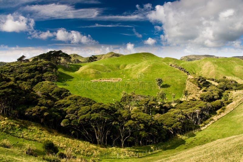 Colinas verdes y rocas foto de archivo. Imagen de nada - 13474132