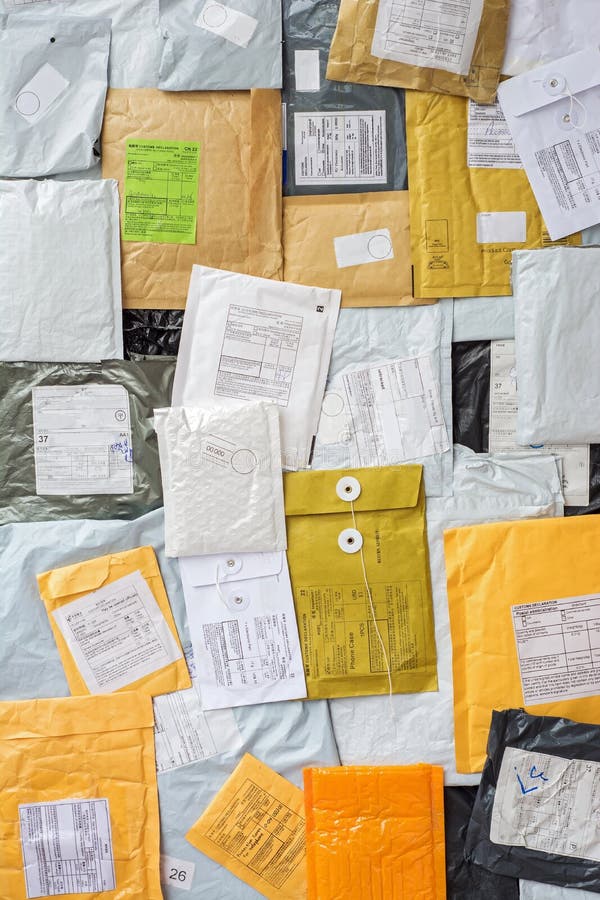 Pile de courrier photo éditorial. Image du affranchissement - 2662441