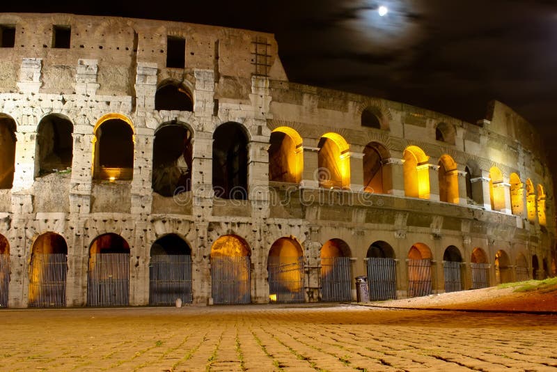 Coliseo en la noche foto de archivo. Imagen de coliseo - 2636384