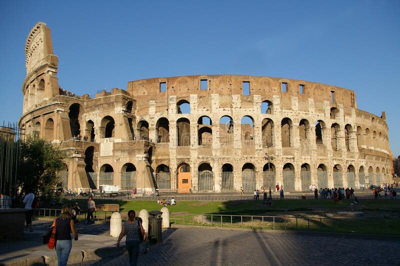 Coliseu foto de stock. Imagem de visita, roma, céu, turistas - 1255498