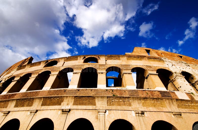Coliseu em Roma, Italy foto de stock. Imagem de teatro - 3848948
