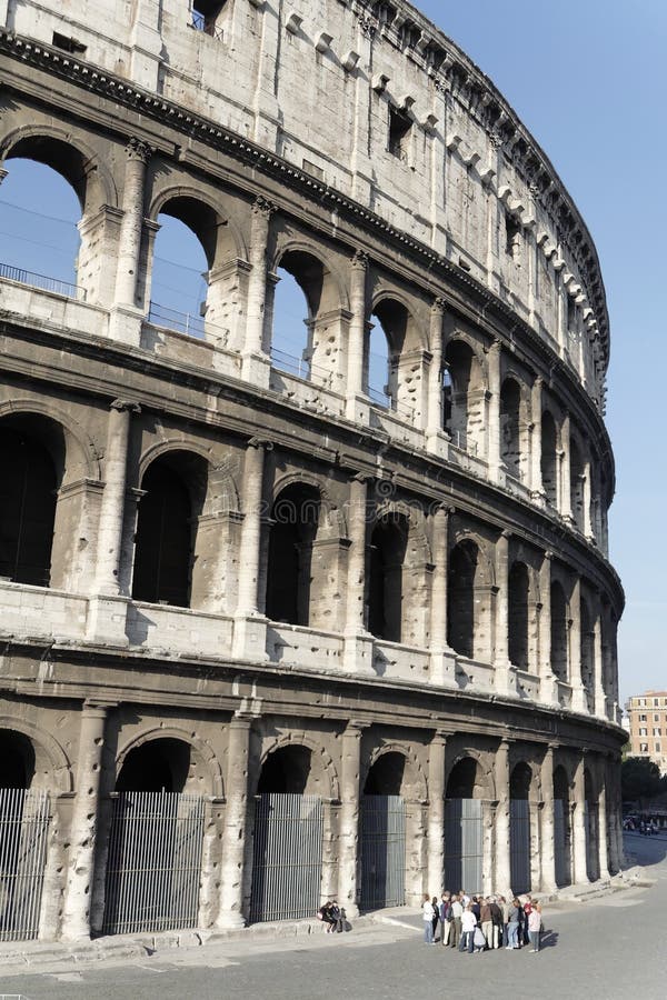 Coliseum en Toeristen stock afbeelding. Image of boog - 1545867