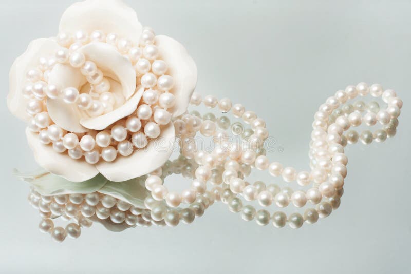 Estrellas De Mar Con Las Perlas En Negro Foto de archivo - Imagen de ...