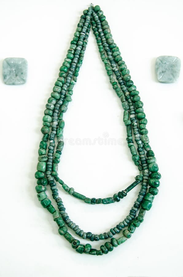 Collar Maya Antiguo Del Jade Imagen de archivo - Imagen de cara, objeto ...
