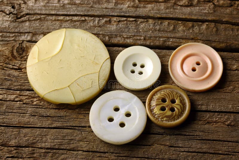 A COLLECTION OD OLD BUTTONS INCLUDING an OLD CRACKED IVORY COLORED ...