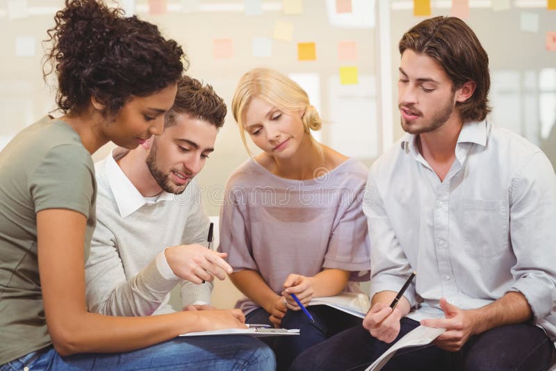 Collega's Die Samen Over Foto's Op Elkaar Inwerken Stock Foto - Image ...