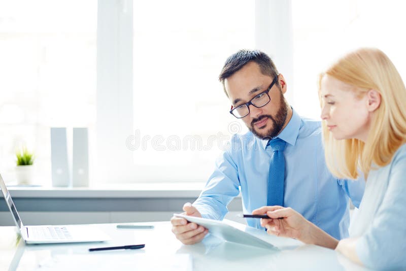 Collega's Het Op Elkaar Inwerken Stock Afbeelding - Image of werknemer ...