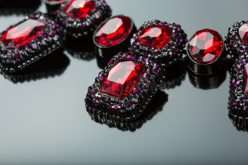 Collier en plastique rouge image stock. Image du mode - 55063889