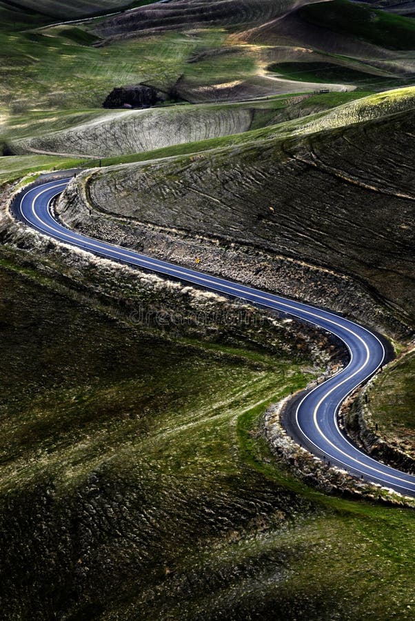 Colline Curve Della Carreggiata Della Strada Collinose Immagine Stock ...