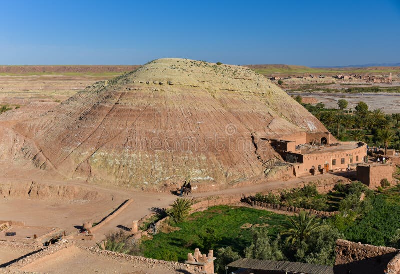 Roche Désertique Isolée Sur Fond Blanc. Paysage. Image stock - Image du ...