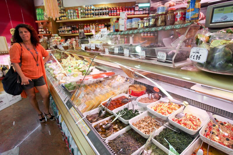Colmado imagen editorial. Imagen de mercado, precio, bebida - 32421025