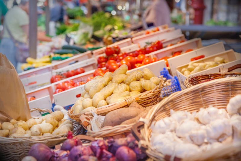 Colmado imagen de archivo. Imagen de cocinero, rojo, mercado - 8211503