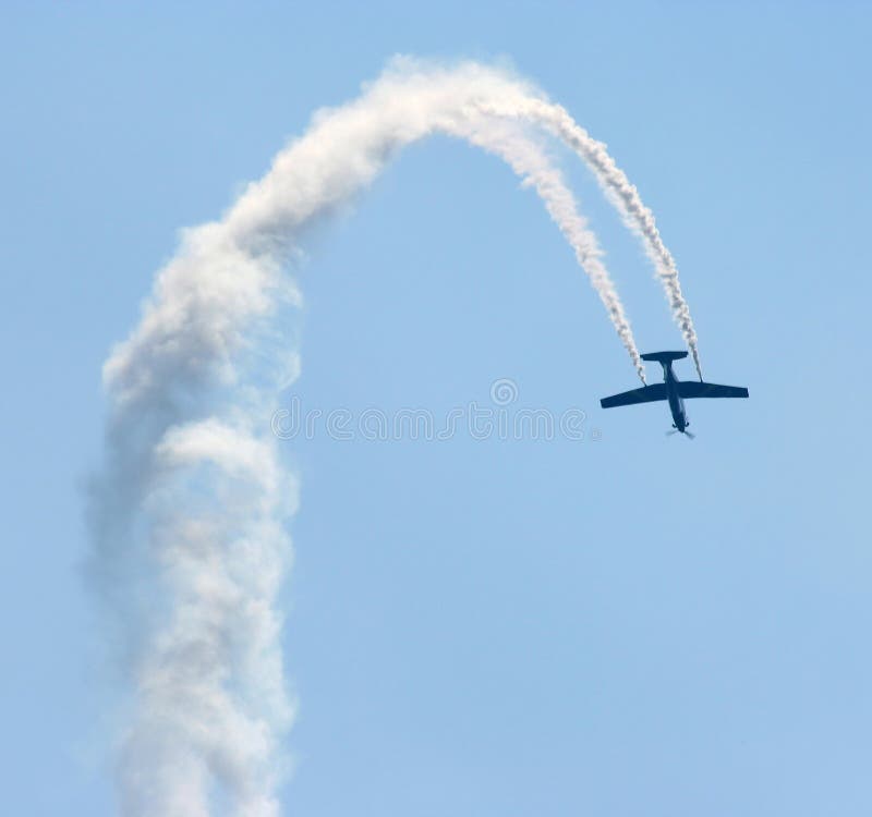 Espectacular Looping Ejecutado En Un Show Aéreo Imagen de archivo ...