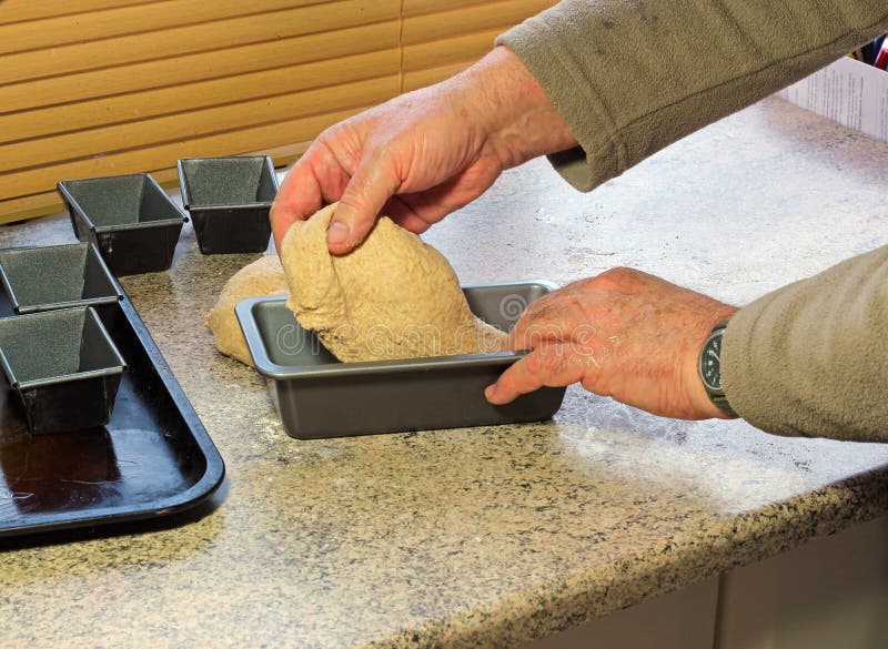 Colocación De La Pasta De Pan En Una Lata. Imagen de archivo - Imagen ...
